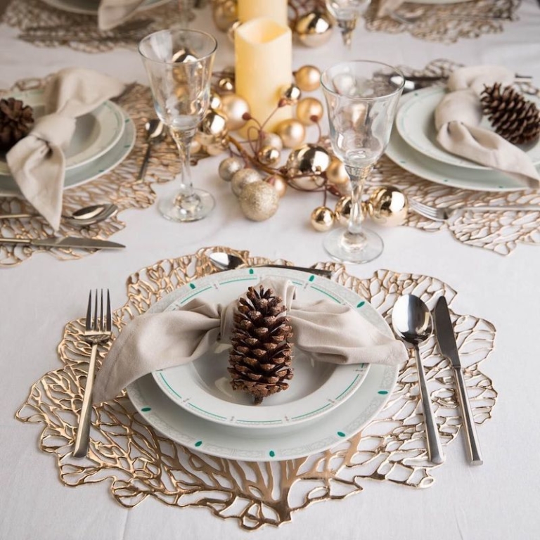 Tavola di Natale elegante creata con 10 suggerimento budget friendly - Archzine.it