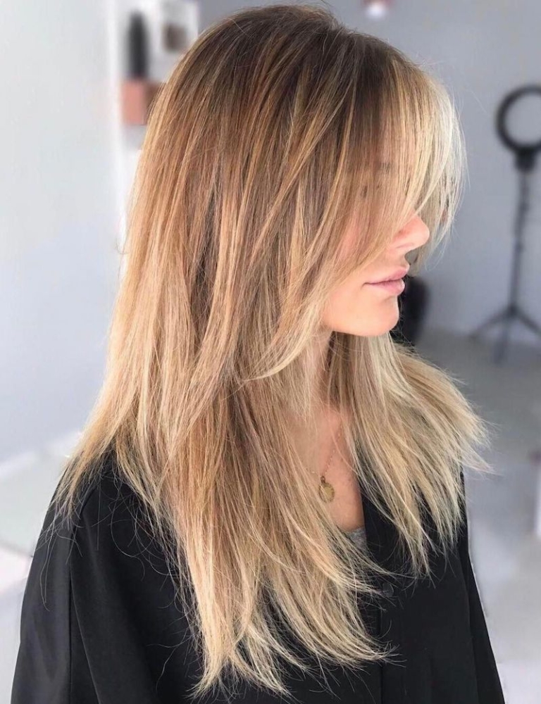 Capelli lunghi scalati davanti ideali per conferire volume - Archzine.it