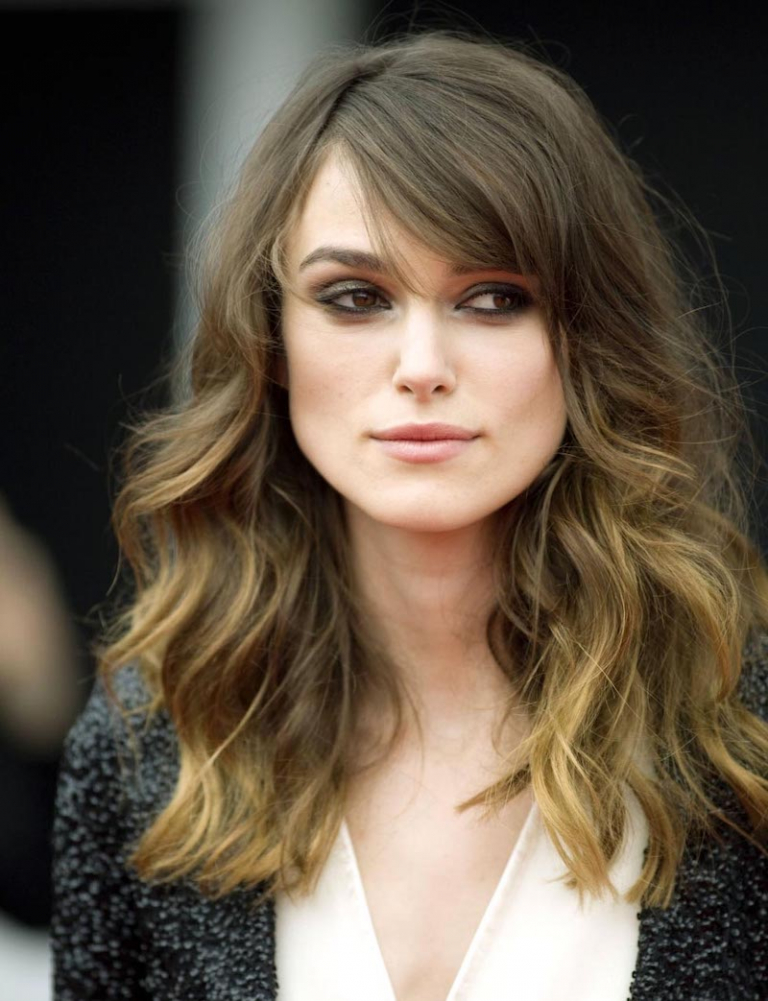 Capelli lunghi con frangia scalata e pratica - Archzine.it