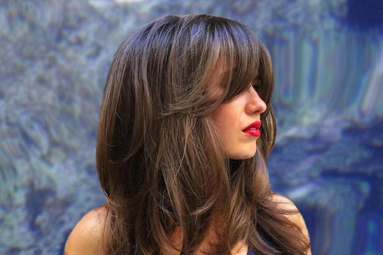 Capelli lunghi con frangia scalata e pratica - Archzine.it