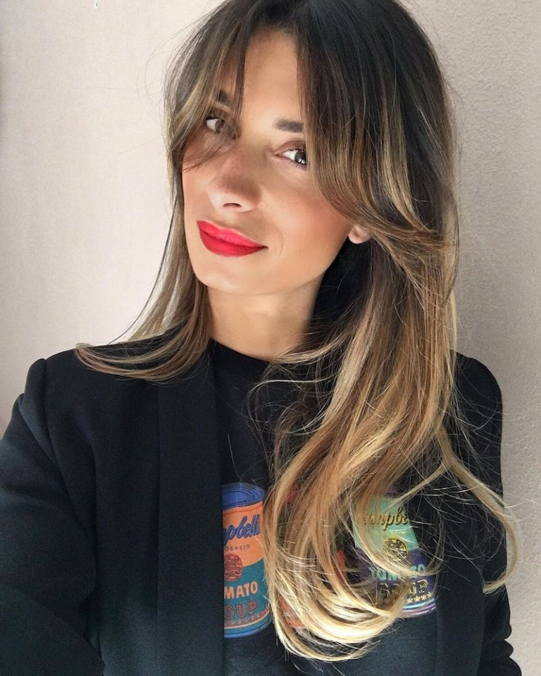 Capelli lunghi con frangia scalata e pratica - Archzine.it