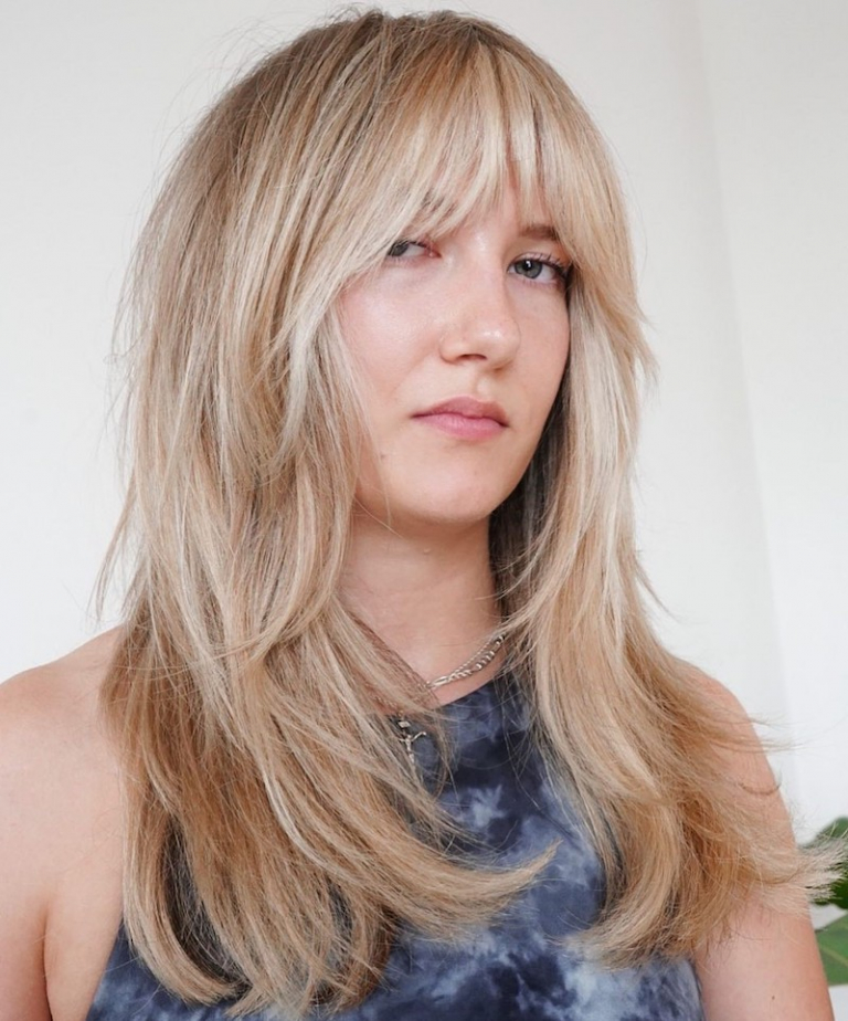 Capelli lunghi con frangia scalata e pratica - Archzine.it
