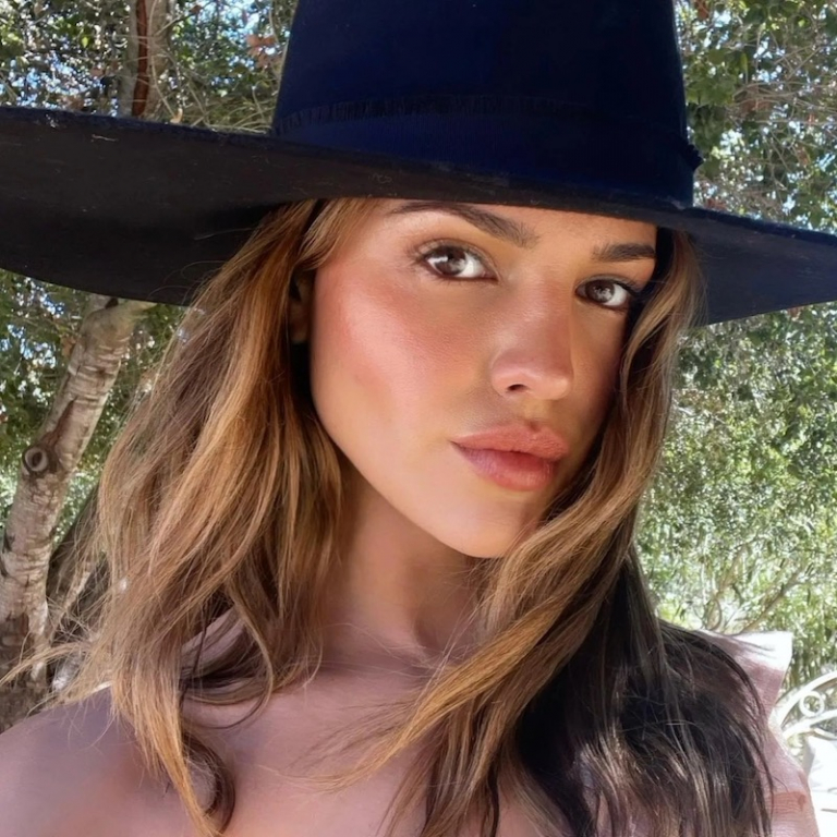 Il biondo freddo è tra le tendenze colore capelli autunno 2022 da provare