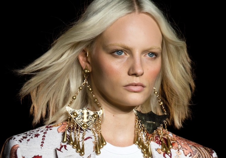 Il biondo freddo è tra le tendenze colore capelli autunno 2022 da provare